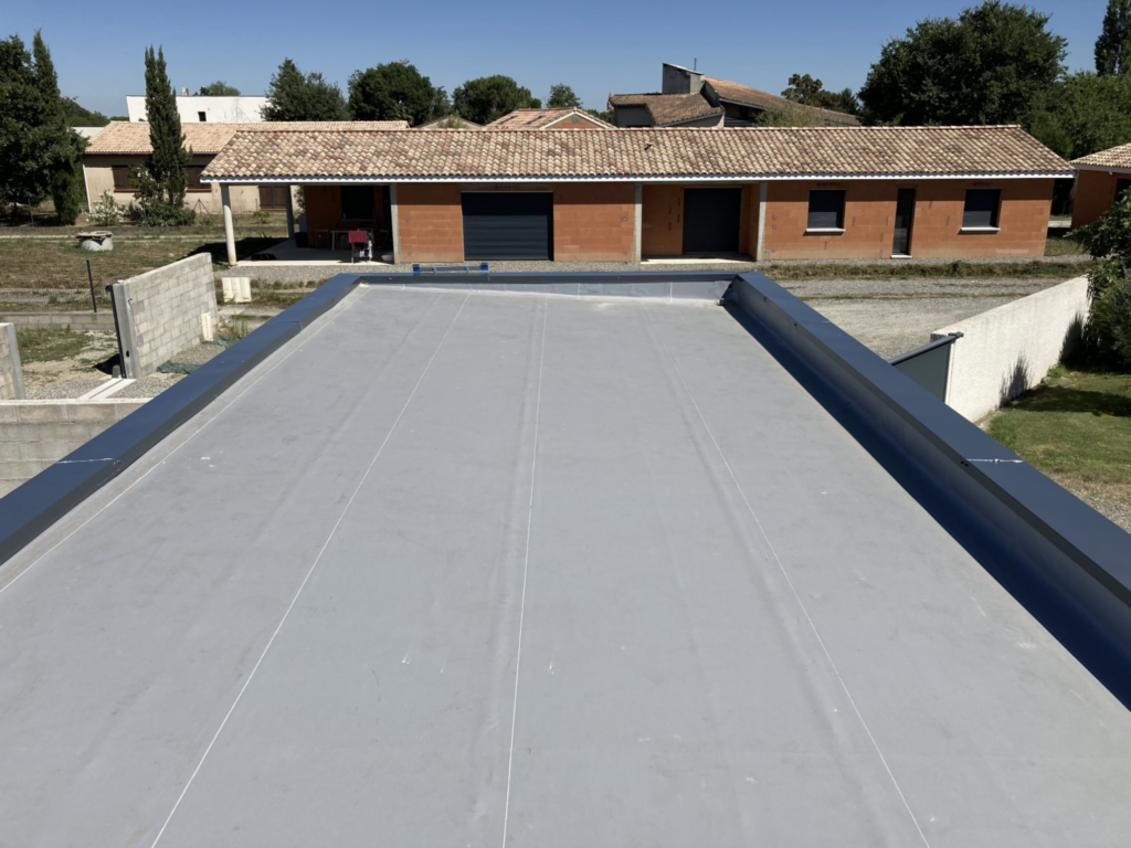 Toiture plate en membrane synthétique à Toulouse. - STT Étanchéité